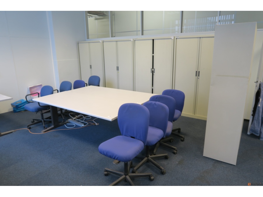 2 Tabels, 5 metal cabinets to shutters, 8 chairs - Office furniture ...