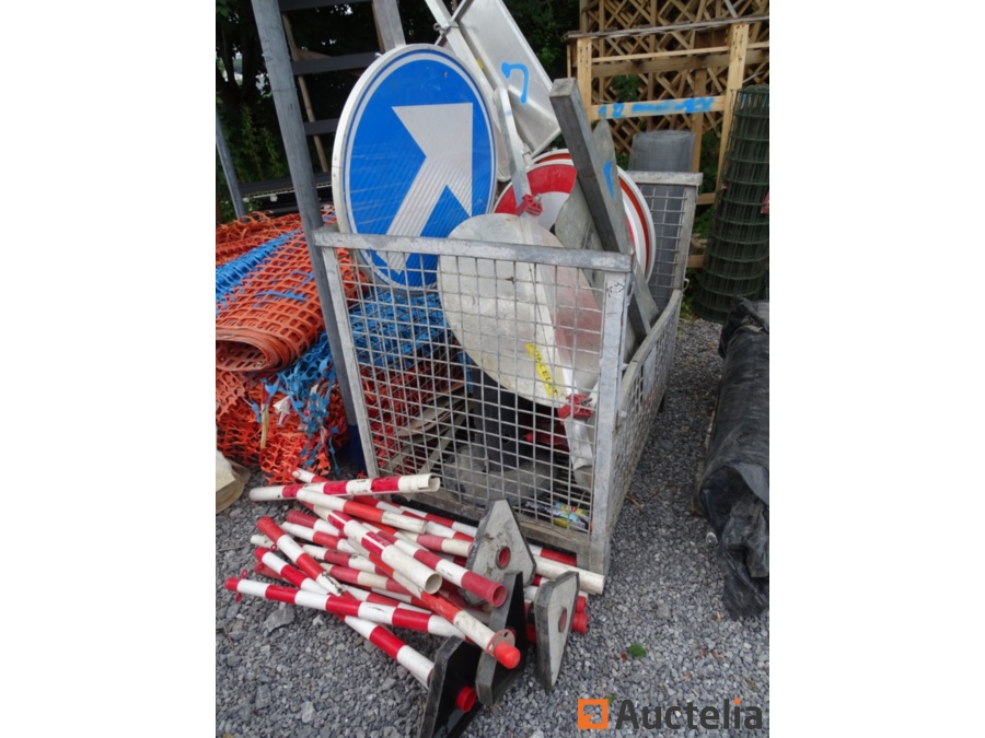 Galvanised Rack with various traffic signs - Construction - Constructi ...
