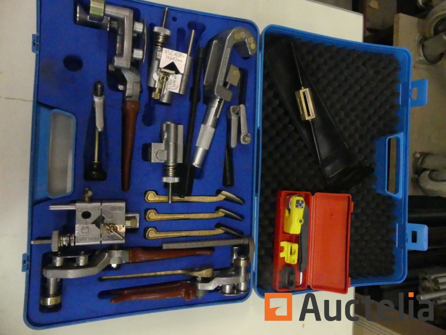 Hand tools for peeling high voltage PRC Raychem type cable heads - Han ...