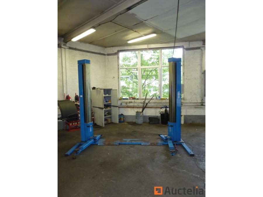 OMCN 199 / S 2 Post Lift - Garage - Workshop for preparation of body ...