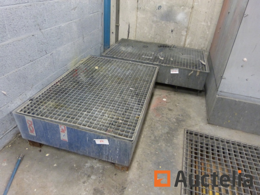 Retention tanks with wire mesh - Garage - Workshop for preparation of ...