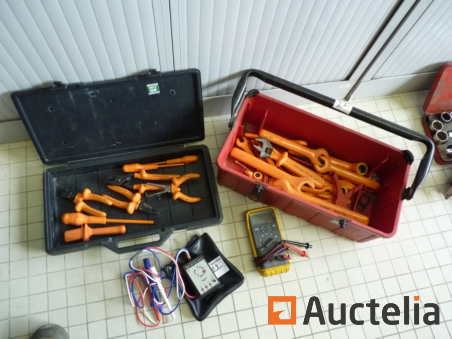 Outillages isolés Facom, un multimètre Fluke, un testeur de rotation d ...