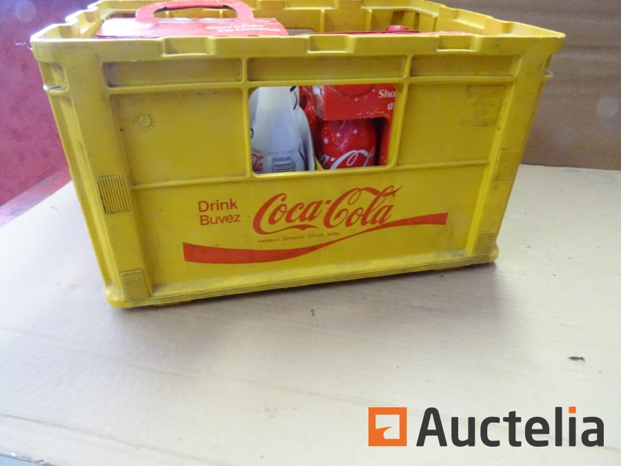 Bak gele Coca Cola bestaande uit 24 flessen vol verzamelobjecten - Con ...