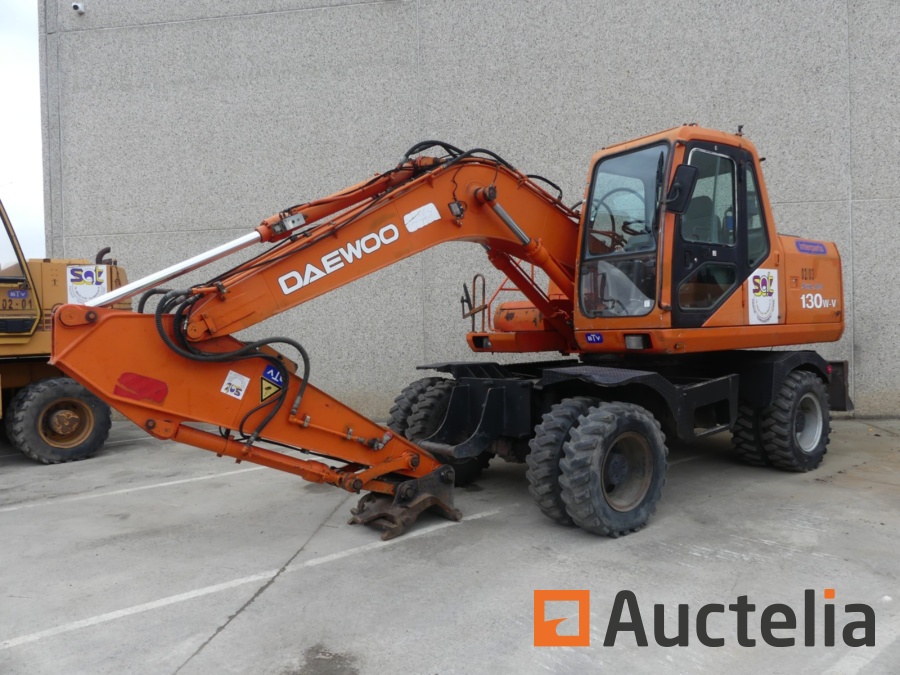 Graafmachine op wielen Daewoo EXCA S130W-V gebruikt op veiling - Auctelia