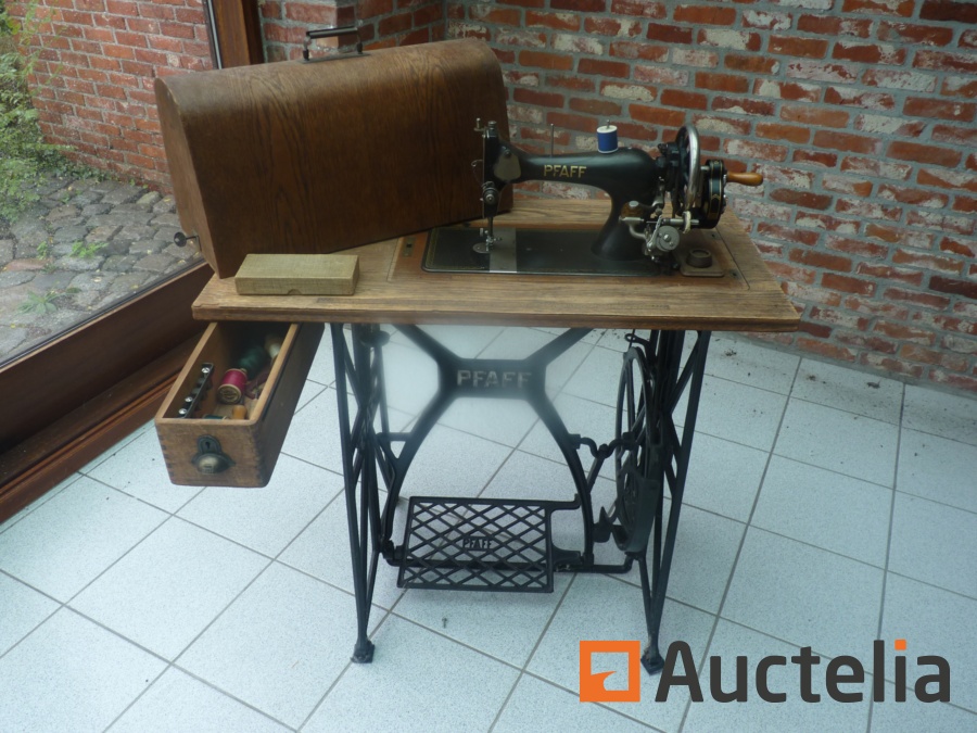 Naaimachine van het merk PFAFF - Textielmachines - Naaimachines / conf ...