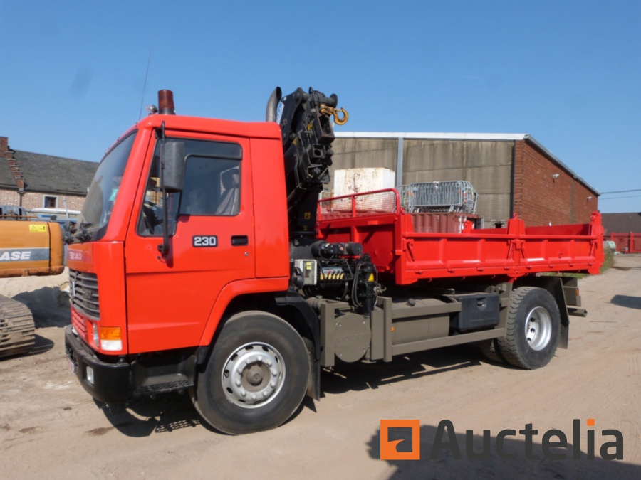 Vrachtwagen Volvo FL 7 19R intercooler en Hulphijskraan Hiab 175-3 (1. ...